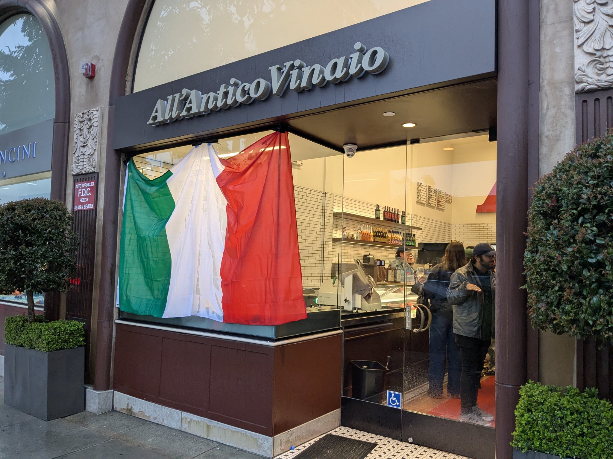 (Video) The Opening of All’Antico Vinaio Firenze Beverly Hills at 419 N ...
